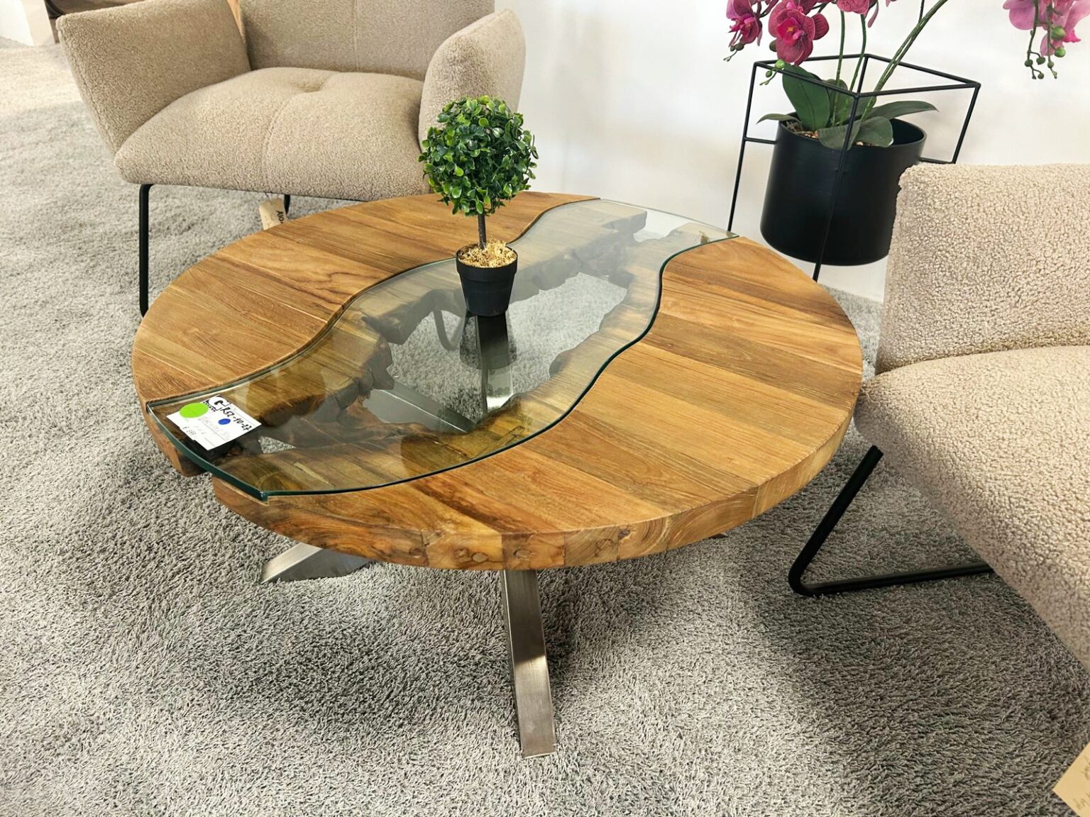 Solid wood dining table | Solid design for your home